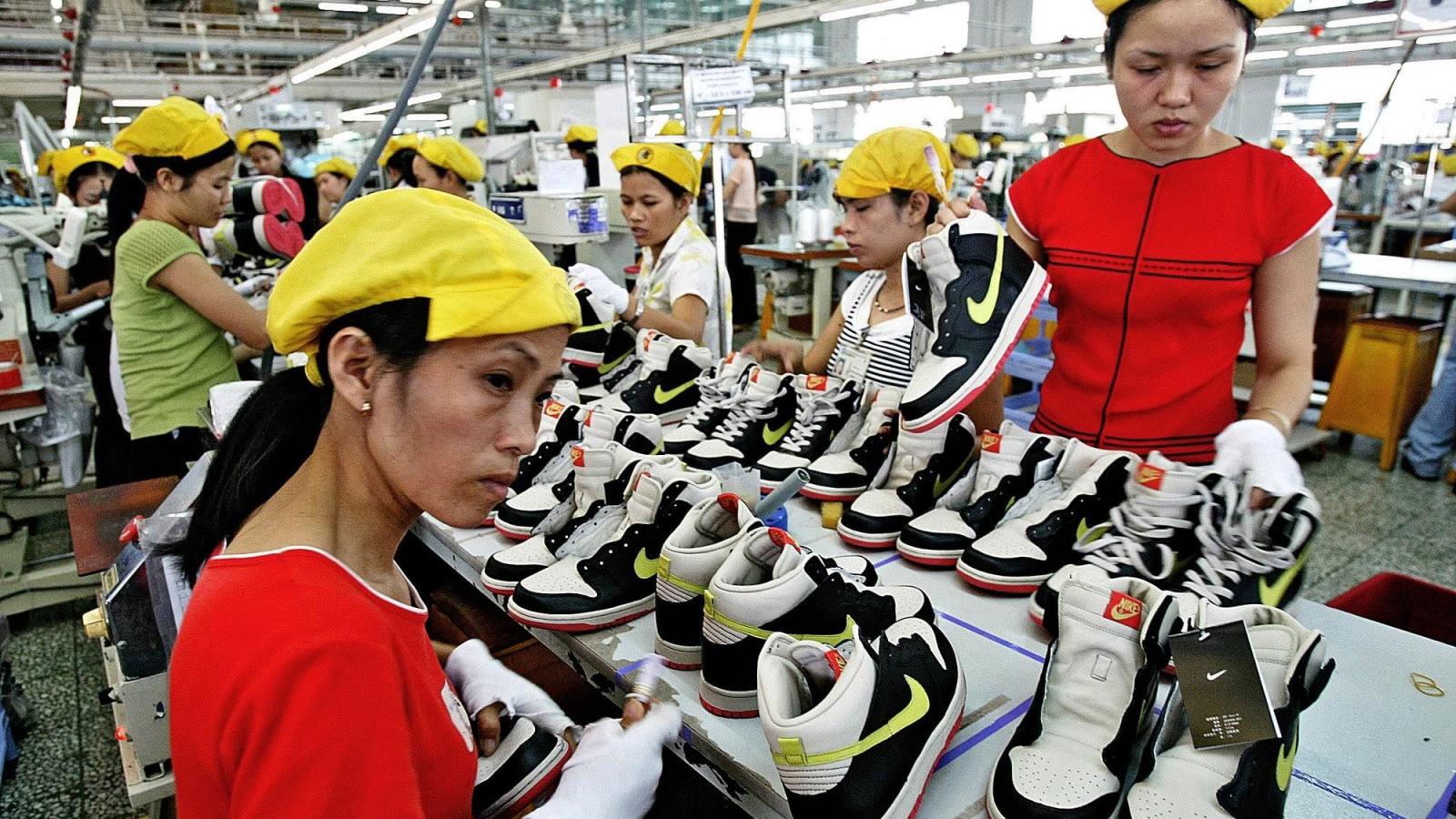 Nike có thể đứt gãy nguồn cung vì kéo dài giãn cách xã hội tại Việt Nam ...